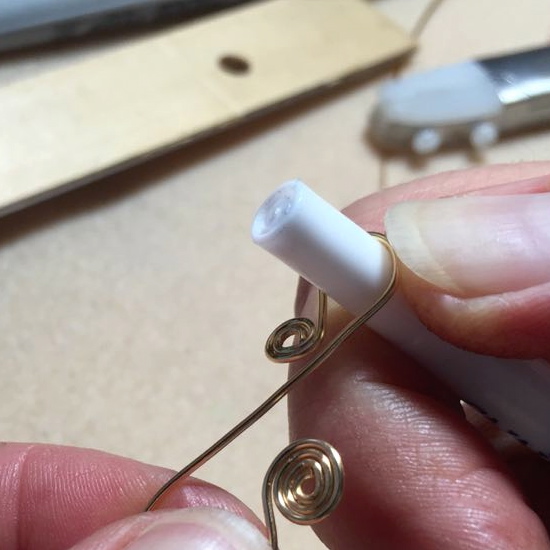 How to Make a Wire Ornament Hanger | Interweave